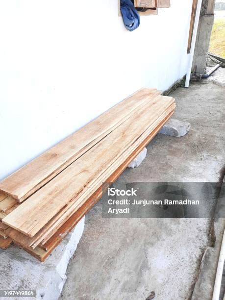 Tumpukan Papan Kayu Di Bengkel Papan Kayu Untuk Konstruksi Dan Bangunan Bahan Baku Foto Stok