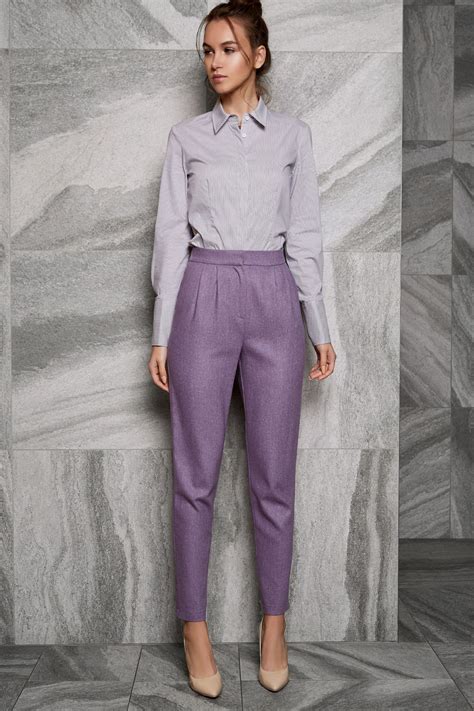 Брюки бананы из шерсти на резинке Спереди застегивается на застежку гульфик сзади резинка