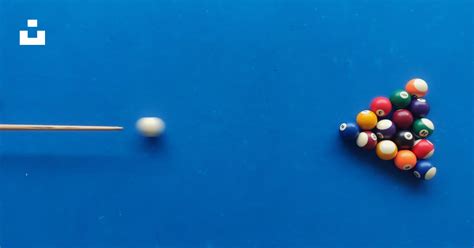 공과 큐가 있는 당구대 사진 Unsplash의 무료 인도 이미지