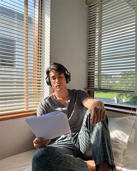 เดินแถวอโศกอยู่ดี ๆ เจอหนุ่มคนนี้ ขี่มอเตอร์ไซค์คันเก่า มาติดไฟแดงด้วยกัน โดนจ้องแล้ว ใช่คนที่