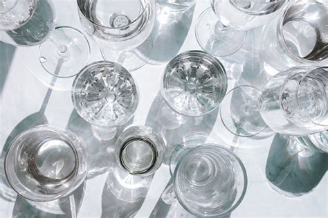 아름다운 다른 안경은 햇빛에 흰색 배경에 서서 그림자를 만듭니다 하드 라이트 긴 그림자 음료 알코올 칵테일의 창조적 인 개념 유리 제품 개념 0명에 대한 스톡 사진 및 기타