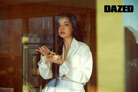 이선빈 강렬한 눈빛으로 시선 압도하며 시크美 발산