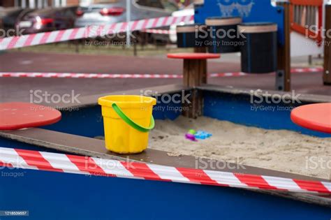 코로나바이러스를 중지하여 코로나바이러스 코비드19 바이러스의 감염을 예방하십시오 검역 어린이 샌드박스 노란색 장난감 양동이 및