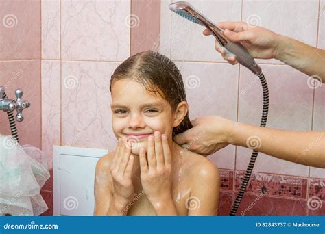 Siebenjähriges Mädchen Baden in Einem Bad Unter Dusche Stockbild Bild von wäsche reinheit