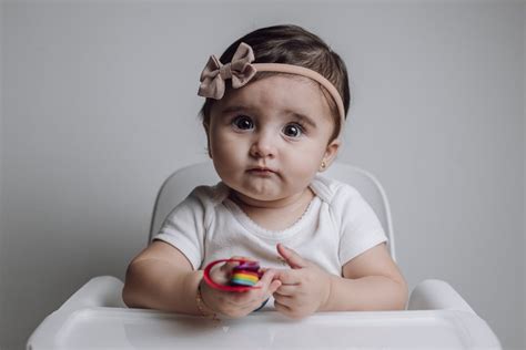 실내 가정 생활 가정 환경 가족 귀여운 균형이 잡힌 노는 시간 높은 의자 라이프스타일 마음 흐뭇한 매혹적인 머리띠 부드러운 순간 사랑스러운