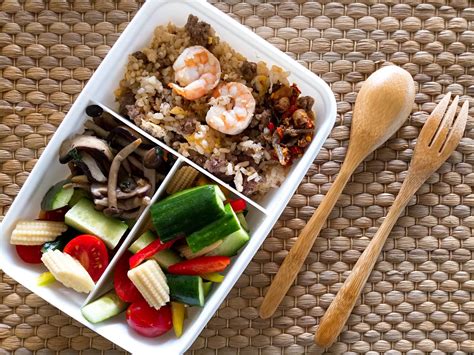 好，食。健康餐盒 今日餐盒 √隱藏版餐盒 牛肉鮮蝦炒飯。 炒飯。 生菜沙拉。 塔香香菇。 自製辣炒小魚干。 偶爾吃個糙米炒飯，讓心情很不一樣 明後天又是美好的假期 放假好好的跟