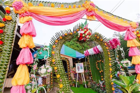 ซุ้มประตูสานด้วยก้านมะพร้าวอย่างปราณีต ฉากหลังต้นกก —————————————— สนใจติดต่อ 0898051121