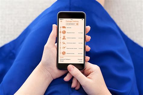 애플 리 케이 션 화면에 배달 패키지를 추적 전화를 들고 여자 감각 지각에 대한 스톡 사진 및 기타 이미지 감각 지각 기업 재무와 산업 디지털 화면 Istock