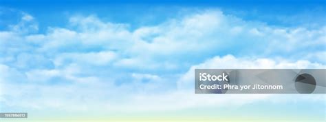 맑은 날에는 푸른 하늘과 하얀 부드러운 구름이 하늘에 떠 있었다 구름 풍경이 다채로운 아름다운 공기와 햇빛 배경으로 일몰 하늘입니다 0명에 대한 스톡 벡터 아트 및 기타