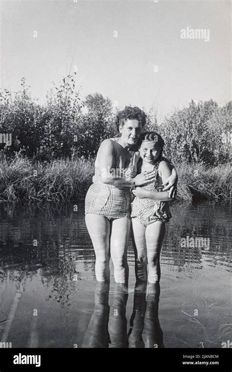 Retro Mother Daughter 3 119 Vintage Mom And Daughter Iyycyc
