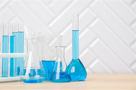 테스트 튜브에 파란색 액체가있는 실험실 유리 제품 과학 실험실 플라스크 드롭퍼 페트리 접시 비커 및 실린더 실험실 장비 0명에 대한 스톡 사진 및 기타 이미지 Istock