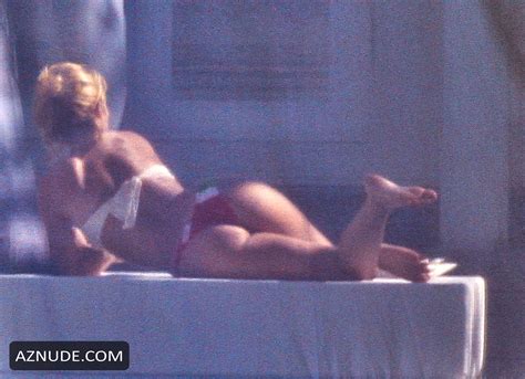 Shakira Sexy Shows Off Sweet Ass In A Bikini During Holidaying In Miami AZNude