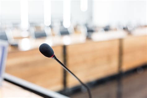 모임이 나 회의 교육 학습 코칭 룸 개념 흐린 배경 흐리게 비즈니스 포럼을 통해 마이크 마이크에 대한 스톡 사진 및 기타 이미지 마이크 교육 디자인 Istock