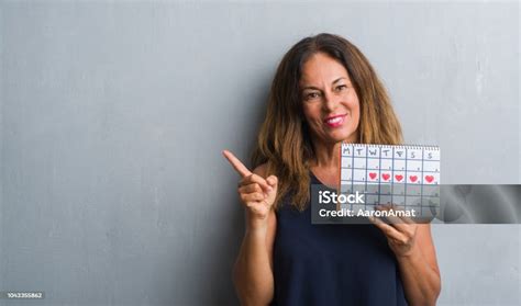 중세 스페인 여자 회색 그런 지 보유 기간 달력 옆에 손 및 손가락으로 가리키는 매우 행복 서 노인에 대한 스톡 사진 및 기타