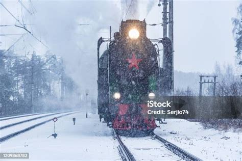 복고풍 증기 열차는 기차역에서 출발합니다 0명에 대한 스톡 사진 및 기타 이미지 0명 가까이 옴 객차 Istock