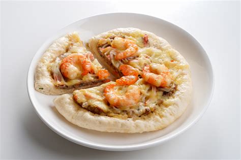 새우 돼지 고기 모조 게 스틱과 흰색 배경 고립에 화이트 접시 나무 테이블에 소금에 절인 계란 피자 치즈 0명에 대한 스톡 사진 및 기타 이미지 Istock