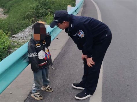 三岁萌娃寻父迷了路 清镇市犁倭派出所民警助其平安回家孩子警务人员小孩