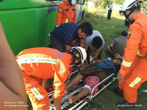 ရန်ကုန် မန္တလေးအမြန်လမ်းတွင် လမ်းဖြတ်ကူးသည့် နွားတစ်ကောင်အား ခရီးသည်တင