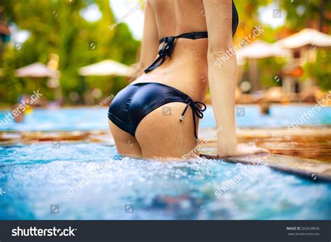 2615 Imágenes De Woman Pool Butt Imágenes Fotos Y Vectores De Stock