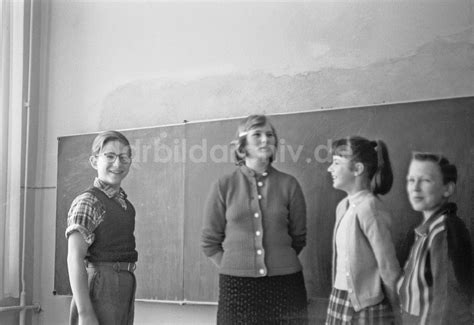 Ddr Fotoarchiv Berlin Unterricht In Einem Klassenraum Im Ortsteil