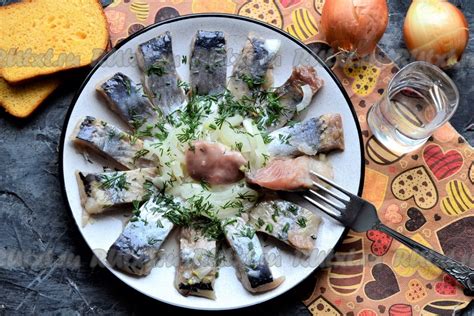Как вкусно посолить селёдку кусочками с луком в масле в домашних условиях 12 фото в рецепте