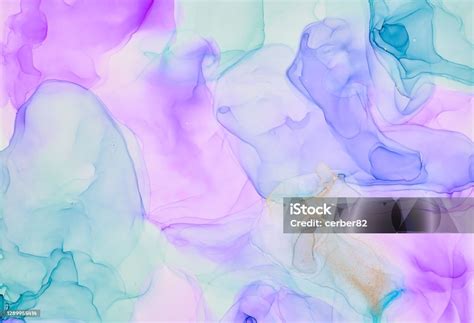 알코올 잉크 기술의 천연 고급 추상 유체 예술 그림 부드럽고 꿈꾸는 벽지 투명한 파도와 황금 소용돌이를 만드는 색상의 혼합물 포스터용 기타 인쇄물 건강관리와 의술에 대한