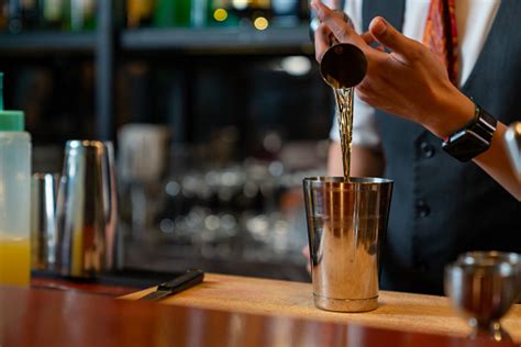 고급 바의 바 카운터에서 고객에게 제공되는 칵테일 음료를 준비하는 남성 바텐더 20 24세에 대한 스톡 사진 및 기타 이미지 20 24세 고객 공연 Istock