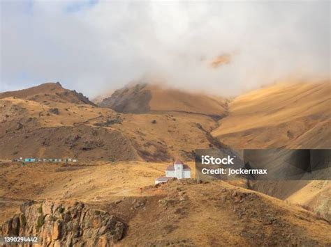 절벽 근처의 꼭대기로 내려온 구름 사이의 산에서 높은 곳에는 좁은 창문과 붉은 지붕이있는 하얀 집이 서 있습니다 0명에 대한 스톡 사진 및 기타 이미지 Istock