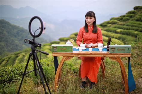 直播带货助力黔茶出山 封面新闻