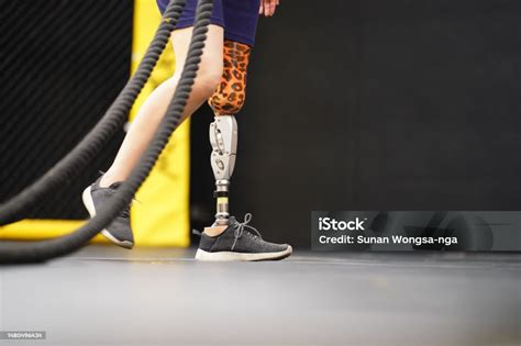 Photo Libre De Droit De Jeune Femme Avec Une Jambe Prothétique Avec Faire Des Exercices De Bras