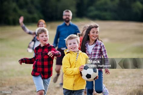 자연에서 필드 트립에 교사와 학교 어린이의 그룹 공을 가지고 노는 강사에 대한 스톡 사진 및 기타 이미지 강사 공 스포츠