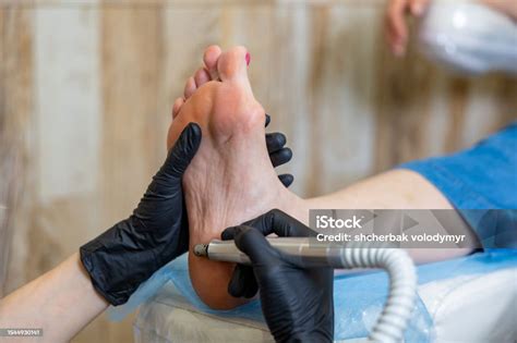 발과 페디큐어를 벗겨내는 전문 장치 주인은 미용실에서 페디큐어를합니다 각질화 균열 옥수수 및 굳은 살 제거 페디큐어 네일 케어의