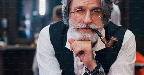 이발소의 복고풍 옷에 회색 머리와 수염을 가진 세련된 현대 노인이 실내에 있습니다 사진 Unsplash의 수염 이미지