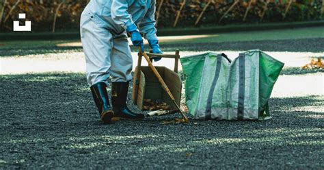 흰 양복을 입고 삽을 든 모자를 쓴 남자 사진 Unsplash의 무료 청소 이미지