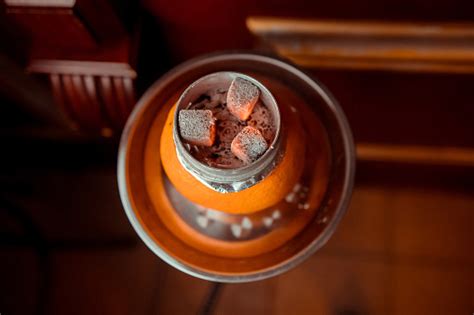 Shisha 물 담 뱃 대 붉은 뜨거운 불길으로 호흡에서 불꽃 코코넛 숯와 연기 Shisha 현대 물 담 뱃 대입니다 물 담 뱃 대와 석탄에서 스파크입니다 0명에 대한 스톡