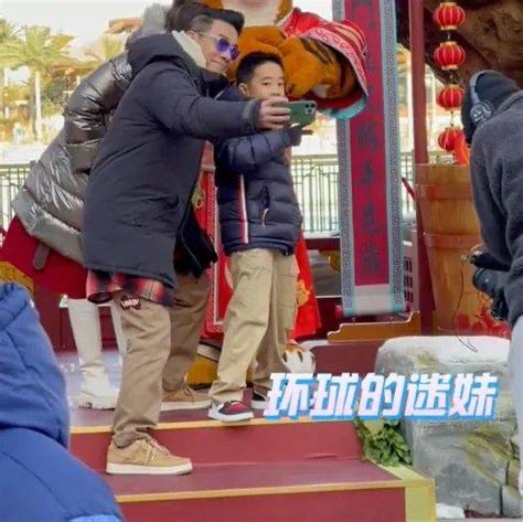 陈小春一家游玩被偶遇！8岁jasper直逼爸爸肩膀，被父母轮流扯帽应采儿网友羽绒服