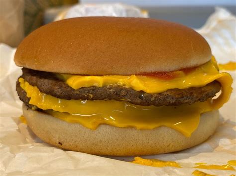 What Comes On A Mcdonalds Triple Cheeseburger