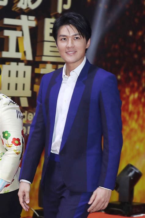 吴克群亮相大影节闭幕典礼 献唱《为你写诗》嗨翻全场