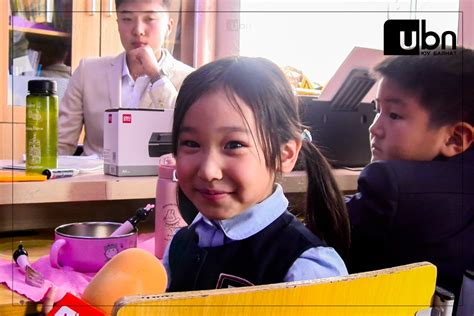 СУРАГЧИЙН НЭГ ӨДӨР Нэгдүгээр ангийн хүүхдүүд маань уйлахаар нүүрийг нь угаалгаад тайвшруулахыг