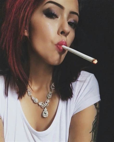 Red Lips Smoking Panosundaki Pin