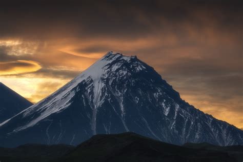 Парад вулканов на Камчатке Слева направо Плоская сопка Ключевская сопка и Камень Вулкан