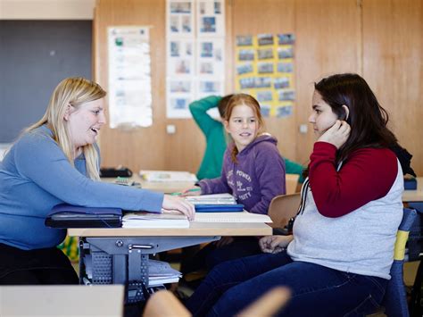 Refugees At School Amina Is Still Looking For Friends Elternmagazin