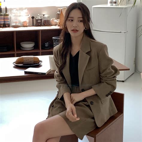 플라이모델 린넨 특유의 빳빳함 없이 유연한 원단으로 시원하게 착용하고 적당한 어깨패드로 하루종일