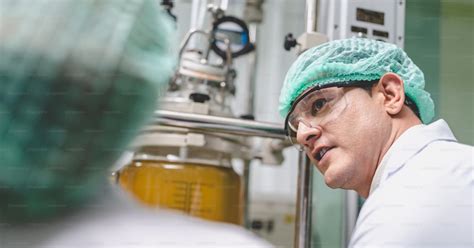 과학자 연구 의학 추출물 화학 과학 실험실에서 대체 의료 건강을위한 대마초에서 Cbd 오일 허브 대마 식물 및 간자 잎은 약물에 사용하는 천연 유기농 허브입니다 사진