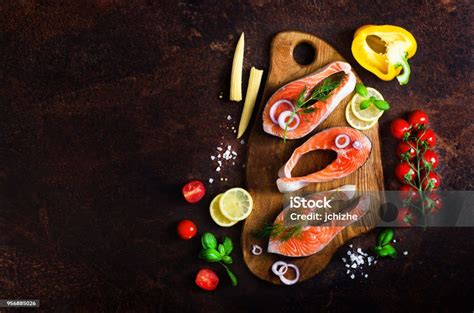 원시 연어 스테이크 향기로운 나물 양파 레몬 나무 배경에 요리 소금과 신선한 야채 Copyspace입니다 건강 및 다이어트 식품 개념입니다 최고의 볼 수 있습니다 배너