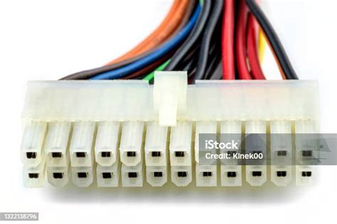 흰색 배경에 격리 된 컴퓨터 전원 공급 장치에서 오는 마더 보드에 전원을 공급하기위한 24 핀 여성 플러그 0명에 대한 스톡 사진 및 기타 이미지 Istock