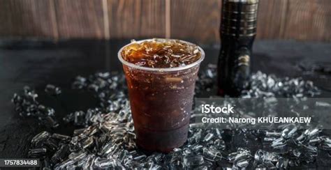 얼음과 청량 음료 병 또는 얼음 조각에 탄산 음료 유리에 검은 소다 검은 청량 음료 상쾌한 얼음과 함께 유리에 콜라 음료 가득 찬에 대한 스톡 사진 및 기타 이미지 Istock