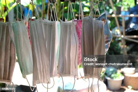 직물 얼굴 마스크 세척 하 고 재사용 건조 하는 태양에 매달려 코디드19 또는 코로나 바이러스방지 그 자체로 바느질 할 수 있는 마스크 0명에 대한 스톡 사진 및 기타