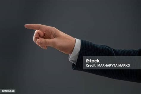 양복을 입은 남성 핸드는 회색 배경에 검지 손가락 제스처를 보여줍니다 네비게이터 개념 머리 클로즈업 30 34세에 대한 스톡 사진 및 기타 이미지 Istock