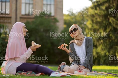 선글라스를 끼고 피자를 먹는 무슬림 여성 과 친구 외부 미식가에 대한 스톡 사진 및 기타 이미지 미식가 아시아인 이슬람교 Istock